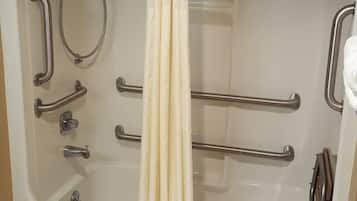 Quarto Standard, 1 cama queen-size, acessível, frigorífico e micro-ondas | Casa de banho | Um secador de cabelo, toalhas fornecidas