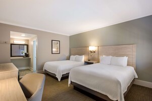 Quarto standard, 2 camas Queen, para não fumantes, geladeira e micro-ondas | Roupas de cama premium, escrivaninha, espaço de trabalho para notebook