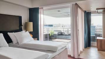 Suite, 1 quarto, varanda, vista para o porto | Roupa de alta qualidade, camas de colchão pillowtop, minibar