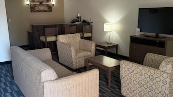 Suite, 1 cama king-size, não fumadores, frigorífico e micro-ondas | Sala de estar | Televisor LED de 40 polegadas com canais por cabo, televisor