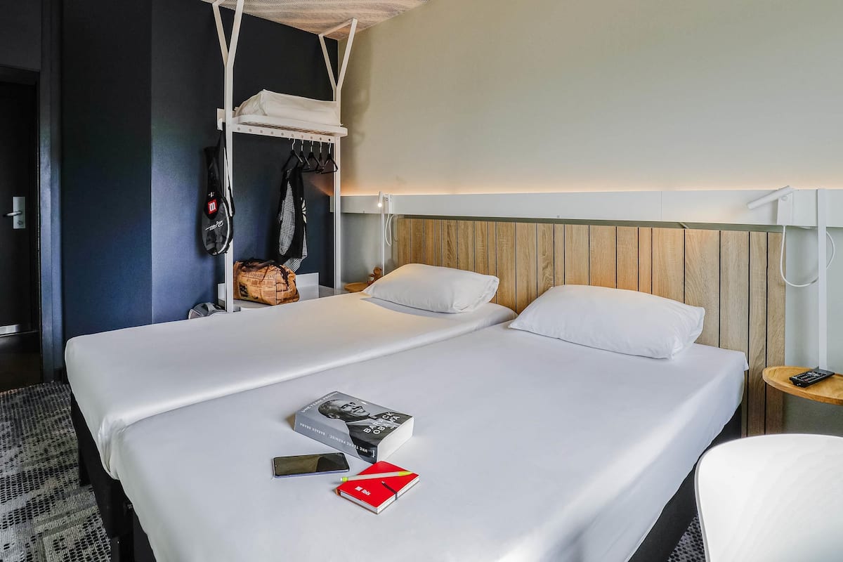 Quarto, 2 camas de solteiro | Roupas de cama premium, cofres nos quartos, escrivaninha