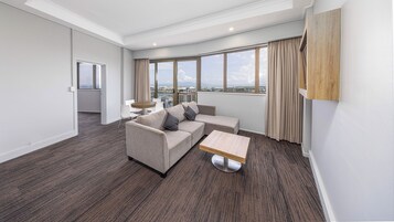 Suite-Estúdio Executiva | Sala de estar | Televisor LCD de 55 polegadas com canais digitais, televisor 