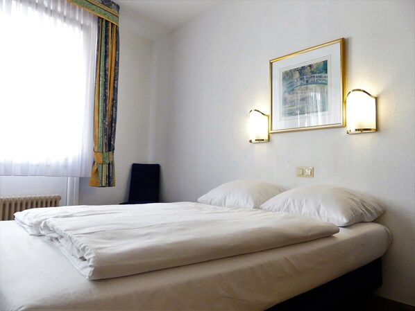 Quarto triplo | Escrivaninha, ferros/tábuas de passar roupa, berços grátis