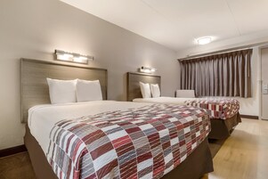 Quarto luxo, 2 camas de casal, para não fumantes | Escrivaninha, espaço de trabalho para notebook, cortinas blackout