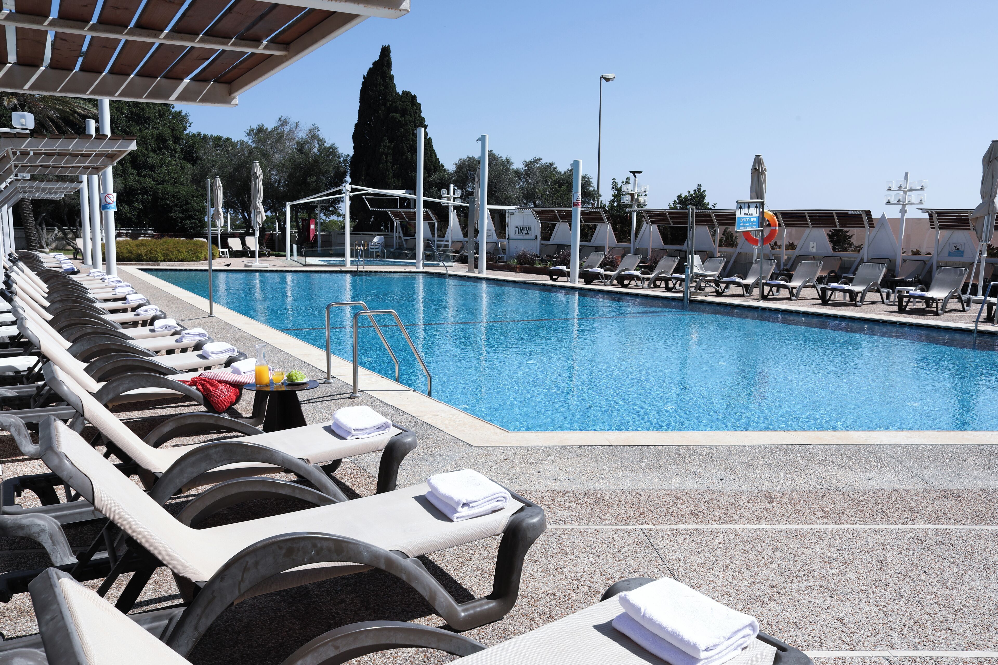 Piscina externa sazonal, guarda-sóis