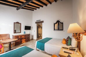 Standard Triple Room - with a double bed | Edredões de penas, cofre no quarto, ferro/tábua de engomar 