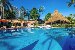 Piscina exterior, guarda-sóis, espreguiçadeiras 
