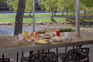 Pequeno-almoço tipo buffet diário incluído 