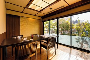3 restaurantes, pequenos-almoços servidos, cozinha japonesa 