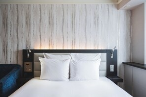 Quarto Premium, 1 cama queen-size (Central Building) | Minibar, cofre no quarto, secretária, cortinas/cortinados opacos 