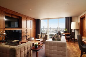 Roupa de alta qualidade, minibar, cofre com capacidade para portátil 
