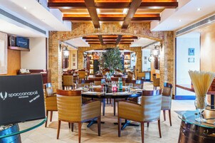 4 restaurantes, pequenos-almoços servidos, cozinha internacional 