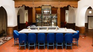 2 bares/lounges