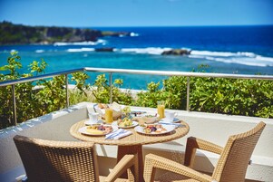 Minibar, cofre no quarto, secretária 