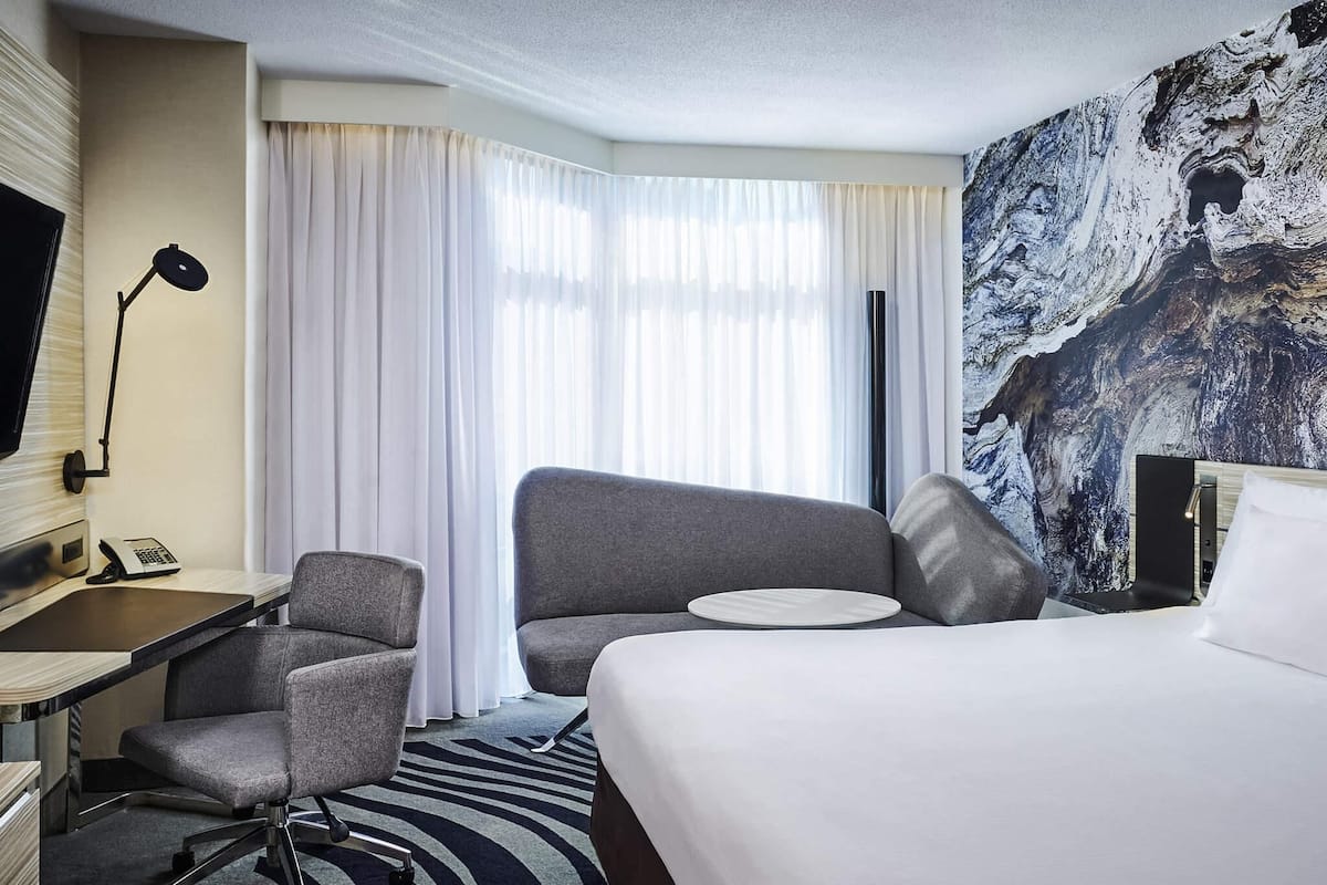 Quarto executivo, 1 cama King | Roupas de cama premium, edredons de pluma, cofres nos quartos