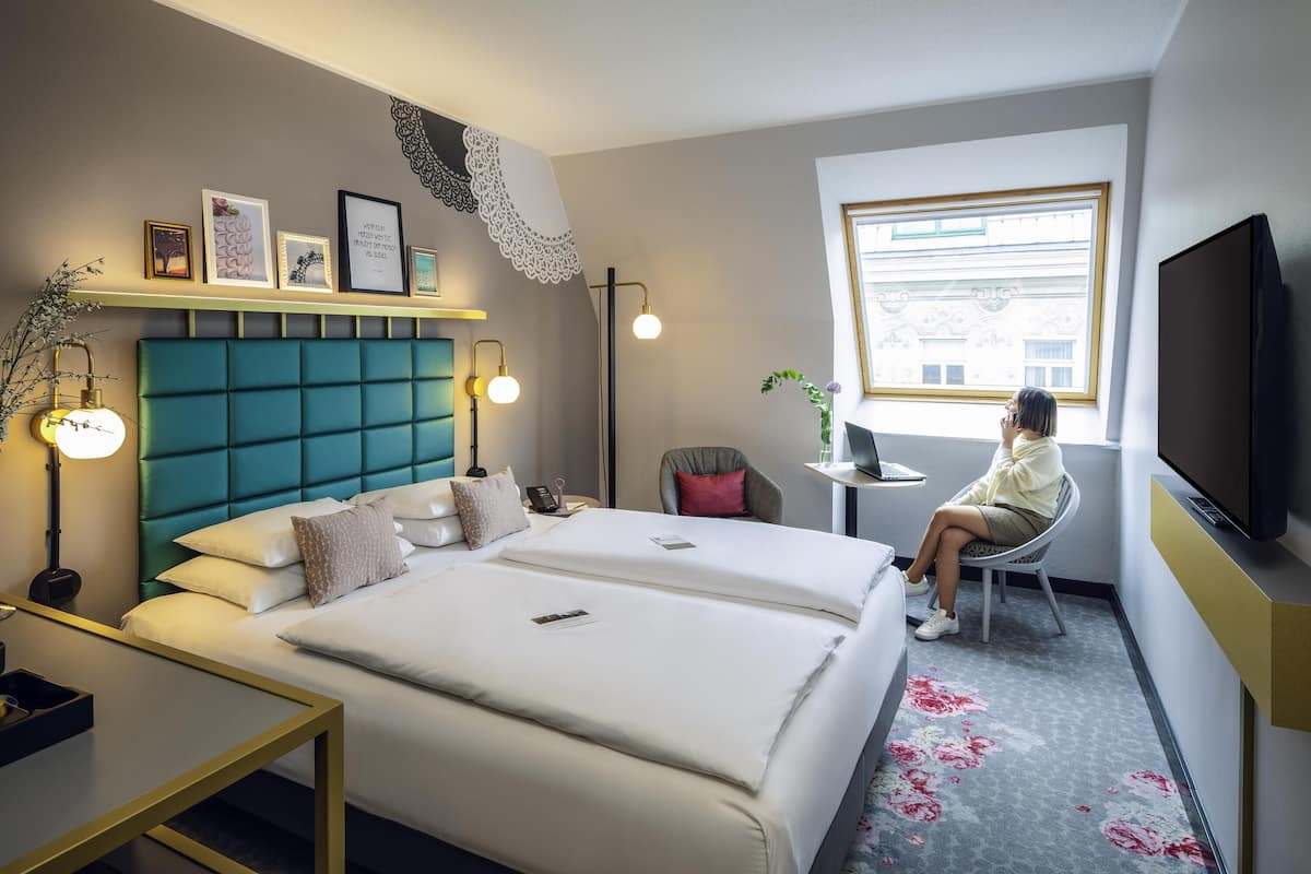 Privilege, Quarto casal, 1 cama Queen | Roupas de cama antialérgicas, frigobar, cofres nos quartos, escrivaninha