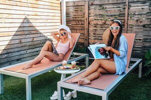 Piscina externa, funciona das 9h às 22h, barracas, guarda-sóis