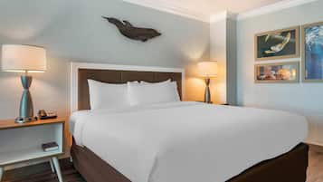 Secretária, cortinas/cortinados opacos, ferro/tábua de engomar