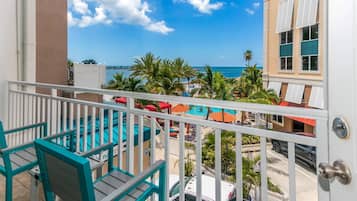 Secretária, cortinas/cortinados opacos, ferro/tábua de engomar