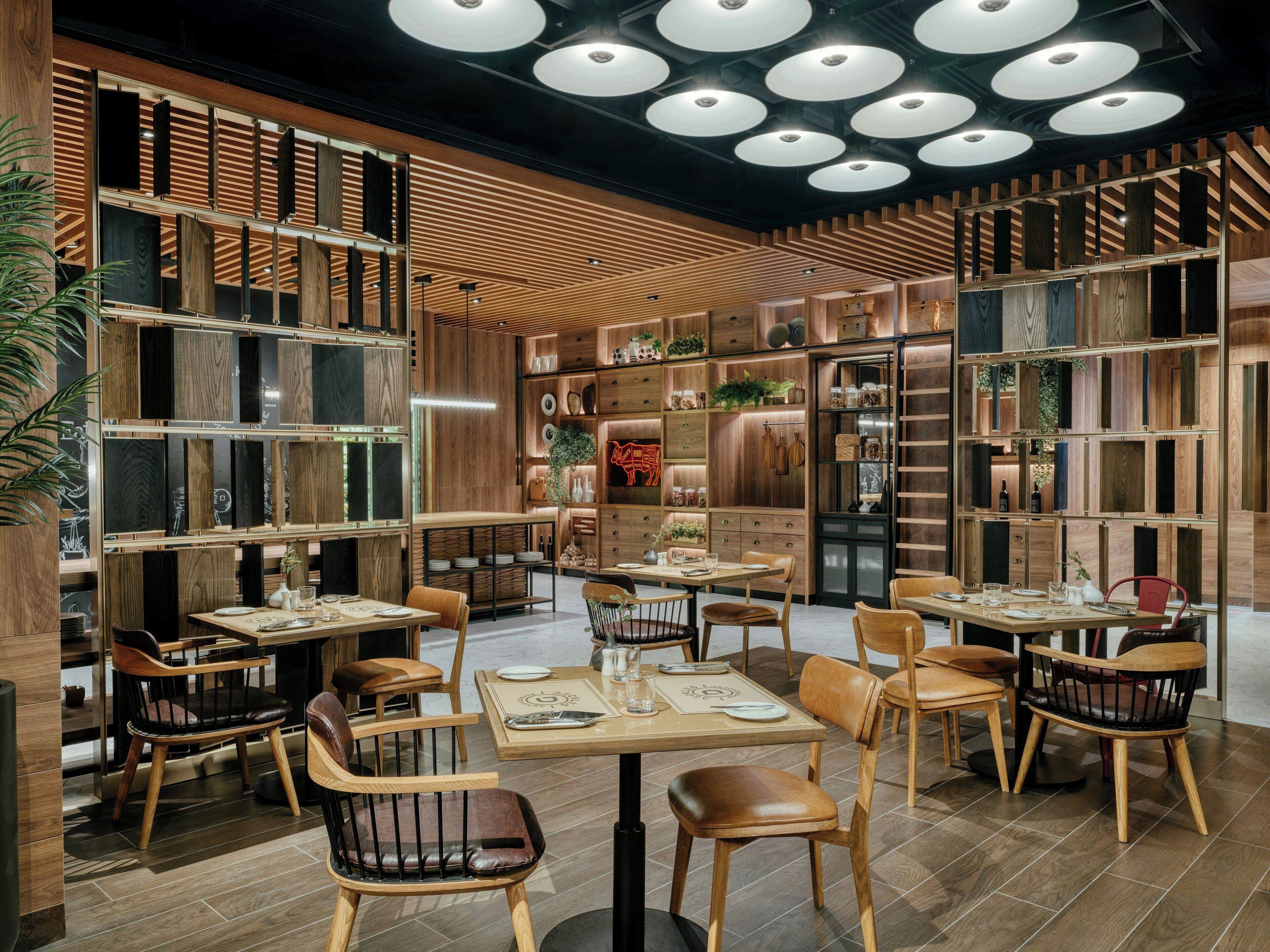 2 restaurantes: servem almoços, jantares e brunches