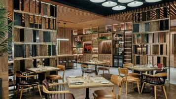 2 restaurantes: servem almoços, jantares e brunches