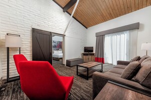 Suite, 1 quarto, não fumadores (2 Queen Beds) | Sala de estar | Televisor LCD de 32 polegadas com canais por cabo, televisor 