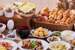 Diversos alimentos, incluindo pão, doces e uma tigela de sopa.