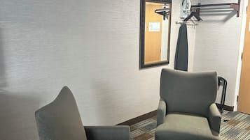 Suíte, várias camas, para não fumantes | 1 quarto, escrivaninha, espaço de trabalho para notebook