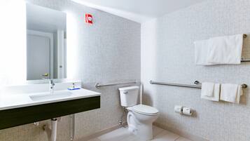 Casa de banho moderna com lavatório branco, sanita e porta-toalhas.