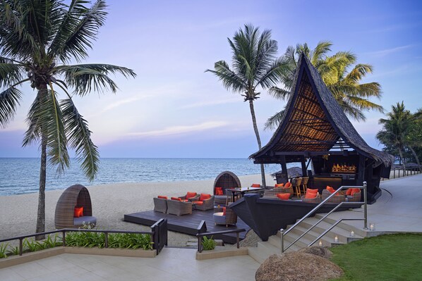 3 bares/lounges, um bar à beira da piscina, um bar junto à piscina