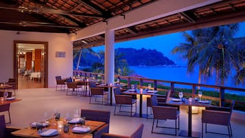 3 restaurantes, pequenos-almoços servidos, cozinha malaia