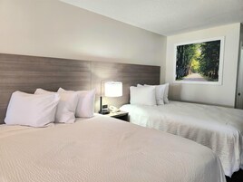 Camas de colchão pillowtop, secretária, cortinas/cortinados opacos 