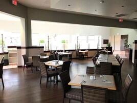 2 restaurantes: servem pequenos-almoços, almoços e jantares