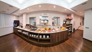 Cozinha moderna com ilha central, equipada com cafeteira, micro-ondas e torradeira.