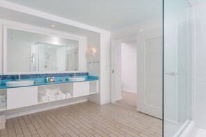 Quarto Executivo, 1 cama king-size, varanda (Bay Front) | Casa de banho | Um polibã, produtos de higiene exclusivos, um secador de cabelo 