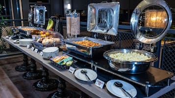 Café da manhã com buffet grátis todos os dias