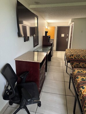 Quarto Clássico, 2 camas queen-size | Secretária, ferro/tábua de engomar, Wi-fi grátis 