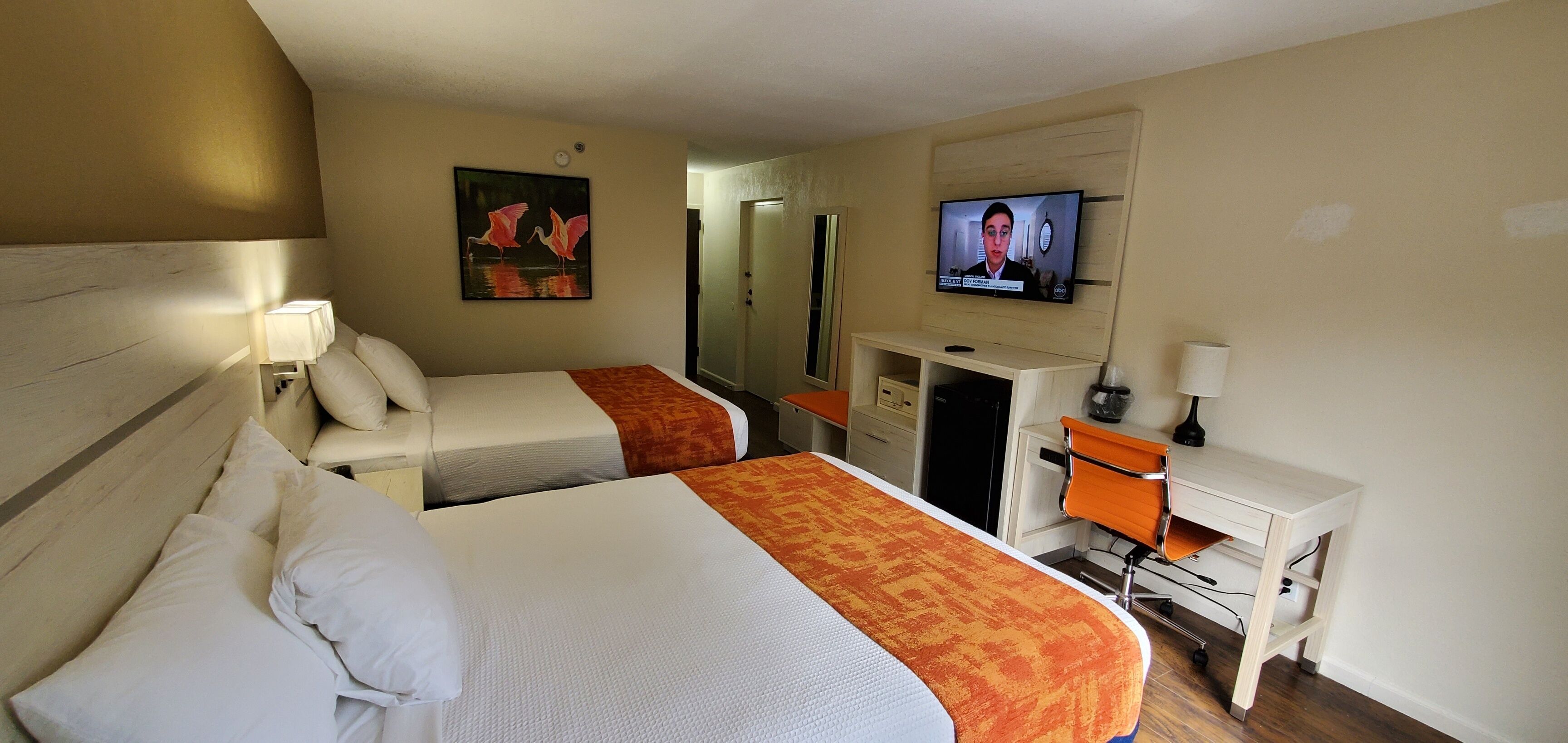 Quarto standard, 2 camas Queen, geladeira | 1 quarto, roupas de cama premium, edredons de pluma