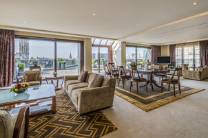 Quarto Presidencial, 1 cama king-size, kitchenette, Vista para a cidade | Refeições no quarto