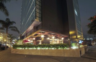 Fachada da propriedade à noite