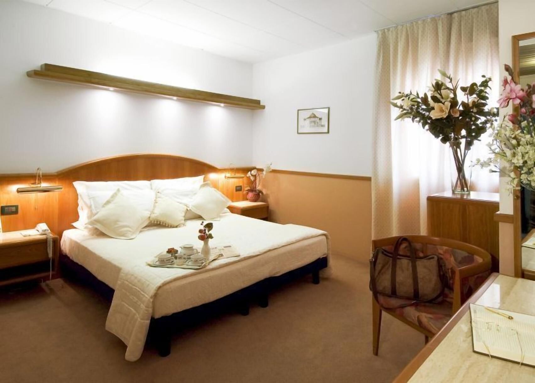 Frigobar, cofres nos quartos, escrivaninha, cortinas blackout