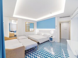 Quarto Quádruplo Standard, 1 quarto | Roupa de alta qualidade, minibar, cofre no quarto, secretária 