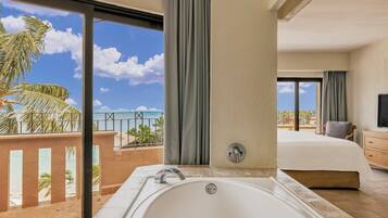 Master Suite, 2 bedrooms plus | Cofre no quarto, cortinas/cortinados opacos, ferro/tábua de engomar