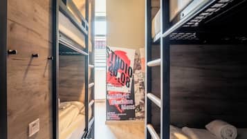 Cama em dormitório com 4 camas | Escrivaninha, espaço de trabalho para notebook, Wi-Fi de cortesia