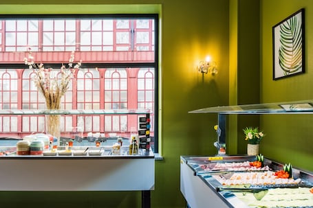 Pequeno-almoƧo tipo buffet diƔrio (13.00 EUR por pessoa)