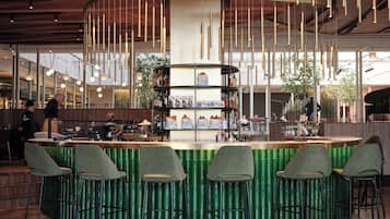 3 restaurantes: servem pequenos-almoços, almoços, jantares e brunches