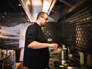 Pequenos-almoços, almoços, jantares servidos, cozinha local 