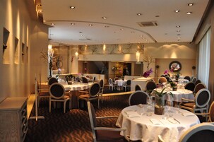 2 restaurantes: servem pequenos-almoços, almoços, jantares e brunches