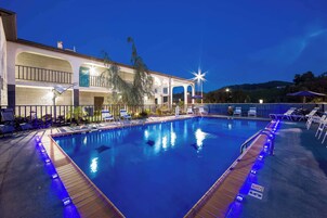 Piscina exterior, da(s) 9:00 à(s) 21:00, guarda-sóis, espreguiçadeiras 