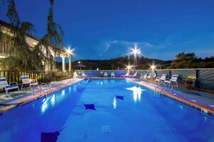 Piscina externa, funciona das 9h às 21h, guarda-sóis, espreguiçadeiras